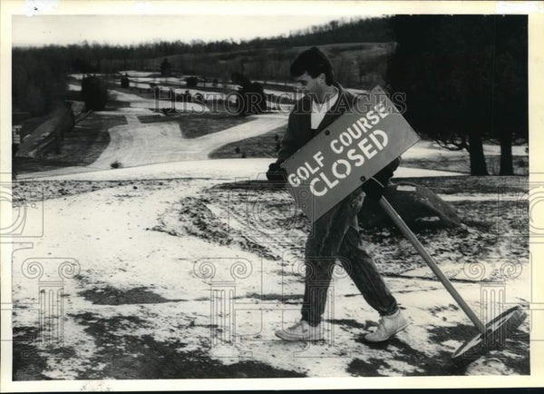1990 Press Photo Andy Basilone with Golf Course Closed Sign at Green L ...