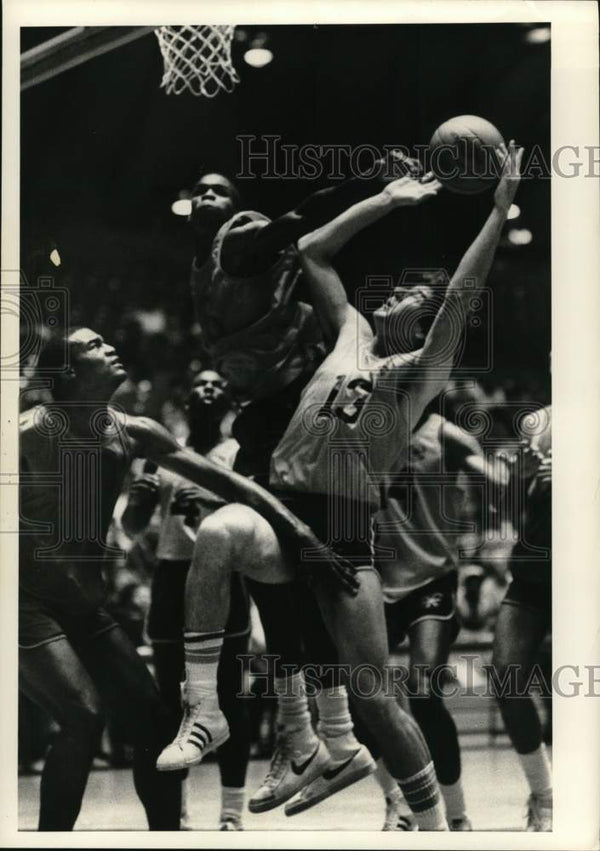 1983 Press Photo Tim Cain, Adirondack basketball, with Carey Scurry, N ...