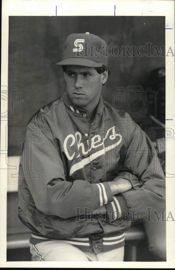 1986 Press Photo Syracuse Chiefs baseball pitcher John Ceruttii watche ...