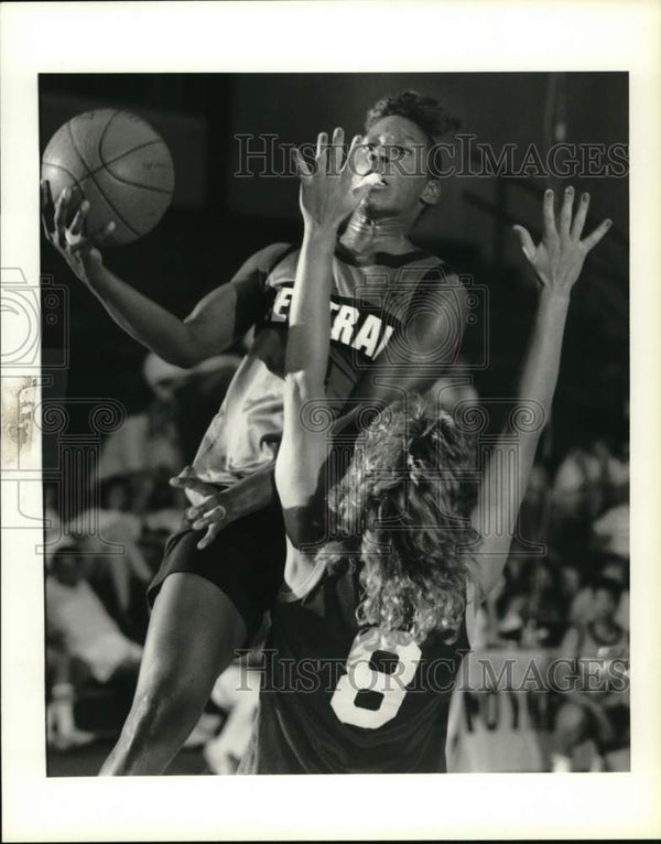 1990 Press Photo Central basketball player Tonya Hendrix goes up for l ...