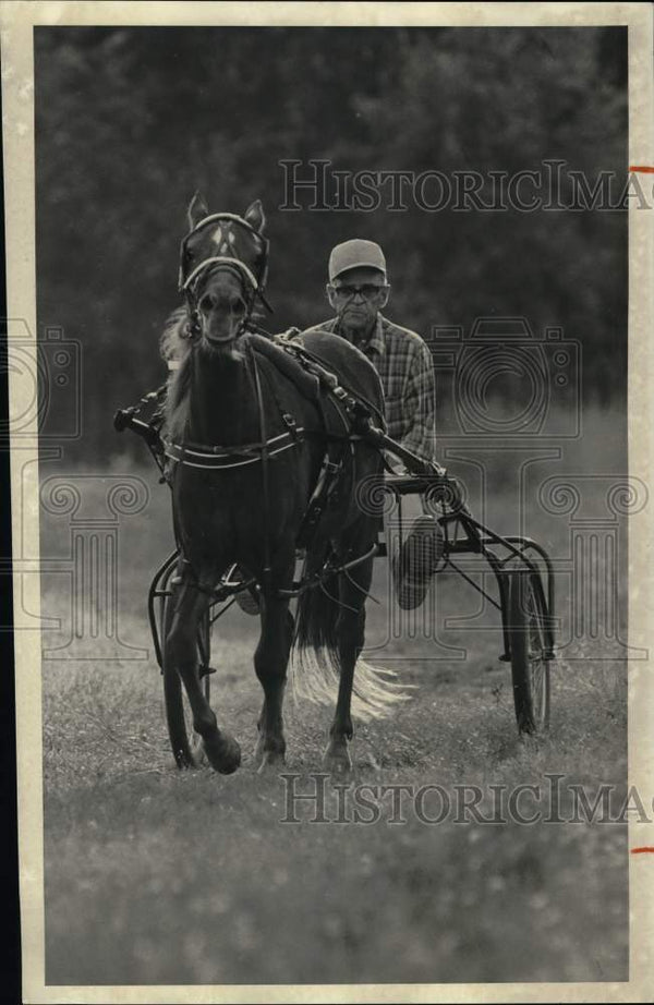 1986 Press Photo Harness racing driver Harold Vanauken and Sandy in Me ...