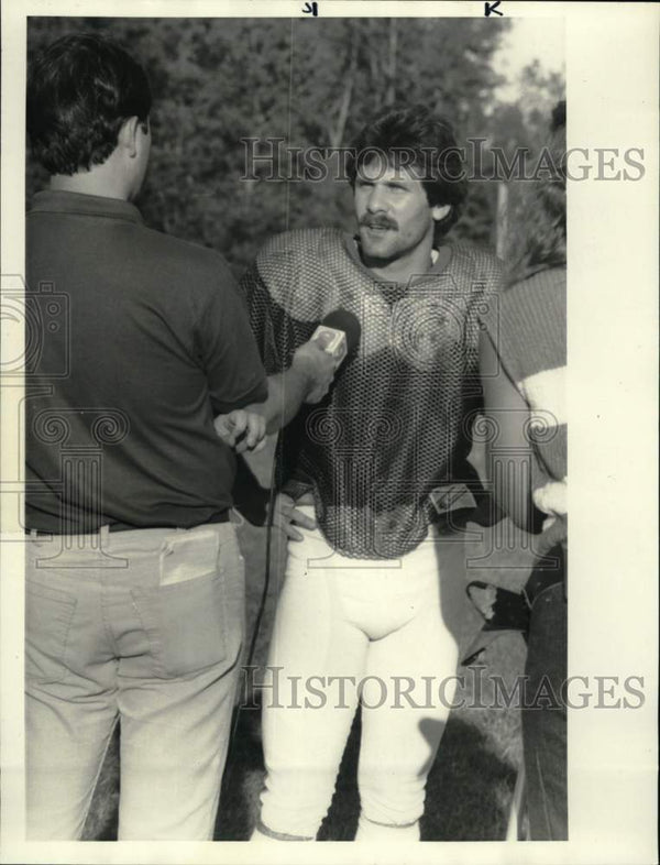 1985 Press Photo Football player Dave Jacobs speaks to the press ...