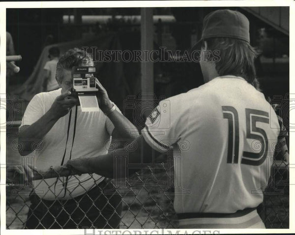 1985 Press Photo John Palmisano takes Syracuse Chief Baseball, Stan Cl ...