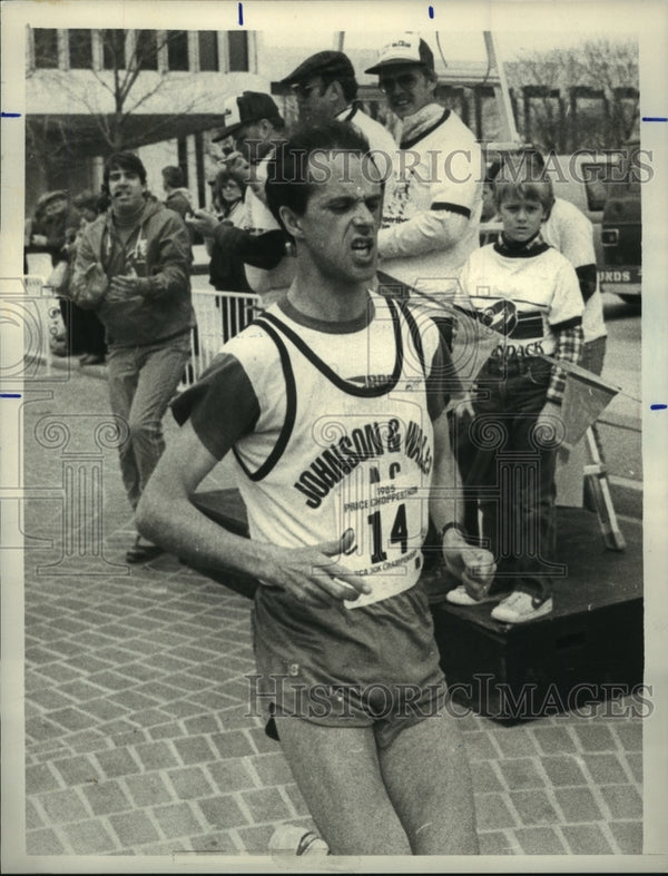 1985 Rhode Island runner crosses finish line in Albany, New York ...