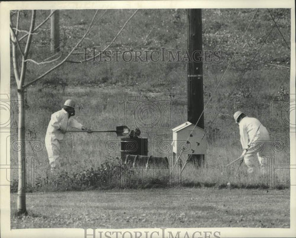 1982 Press Photo Workers cleaning up contaminated soil in Colonie, New ...
