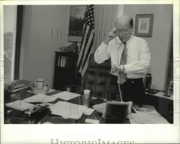 1993 Press Photo New York State Assembly Speaker Saul Weprin in his of ...