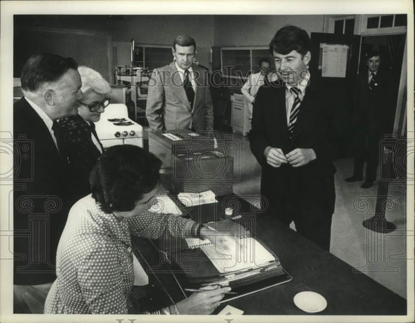1977 Press Photo Howard Nolan voting at School 20, North Albany, New Y ...