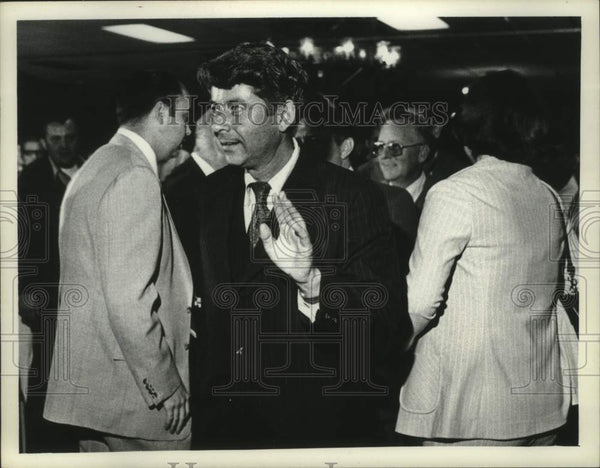 1977 Press Photo Howard Nolan waves at unknown person at a gathering ...