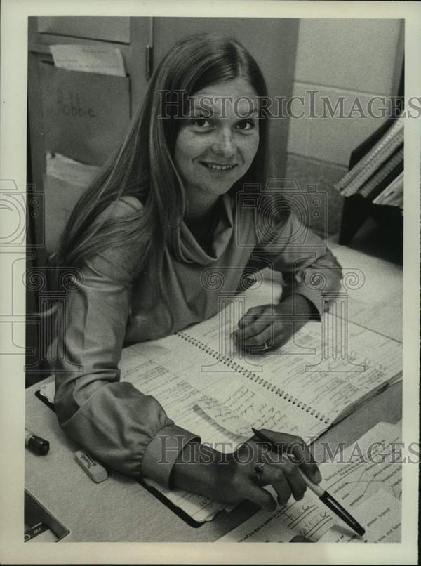 1977 Press Photo Nancy Scott, teacher, looking over papers - tua14442 ...