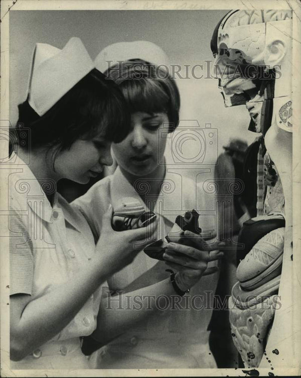 Press Photo Student nurses examine anatomical skeleton "Charlie" durin ...