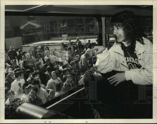 1989 Press Photo Scotia, New York student leaving for trip to Russia ...