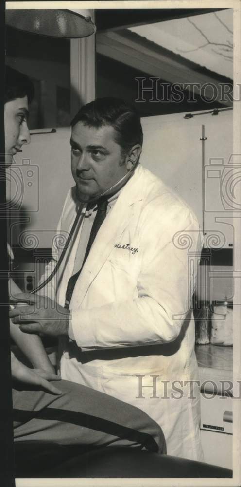 1976 Press Photo Howard J. Westney, M.D. examines Colonie NY police of ...