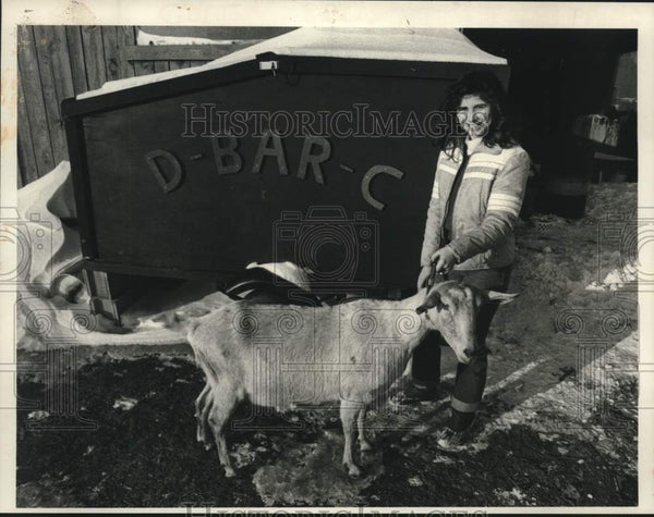 1984 Press Photo Barbara Scoon shows off prize goat on her New York ra ...