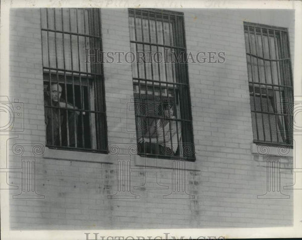 1984 Press Photo Prisoners look out windows with bars Schenectady Coun ...