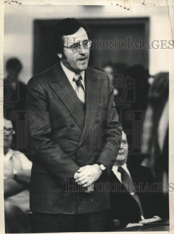 1973 Alderman Joseph P Mink speaks at meeting - Historic Images