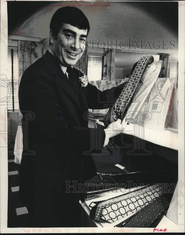 1972 Robert Mallon shows off shirt & tie at New York fashion shop ...