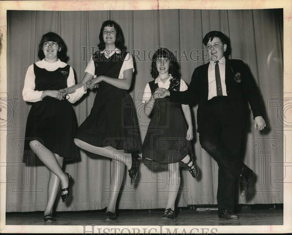 Group dances to Irish lilt on stage in New York - Historic Images