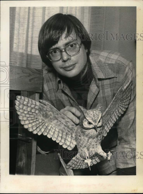 1980 Rick Butz with woodcarving of an owl in New York - Historic Images