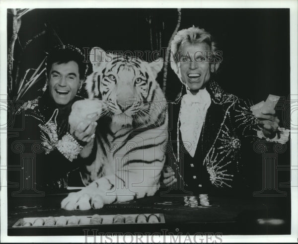 Press Photo Siegfriend & Roy with one of their tigers in Las Vegas, Ne ...