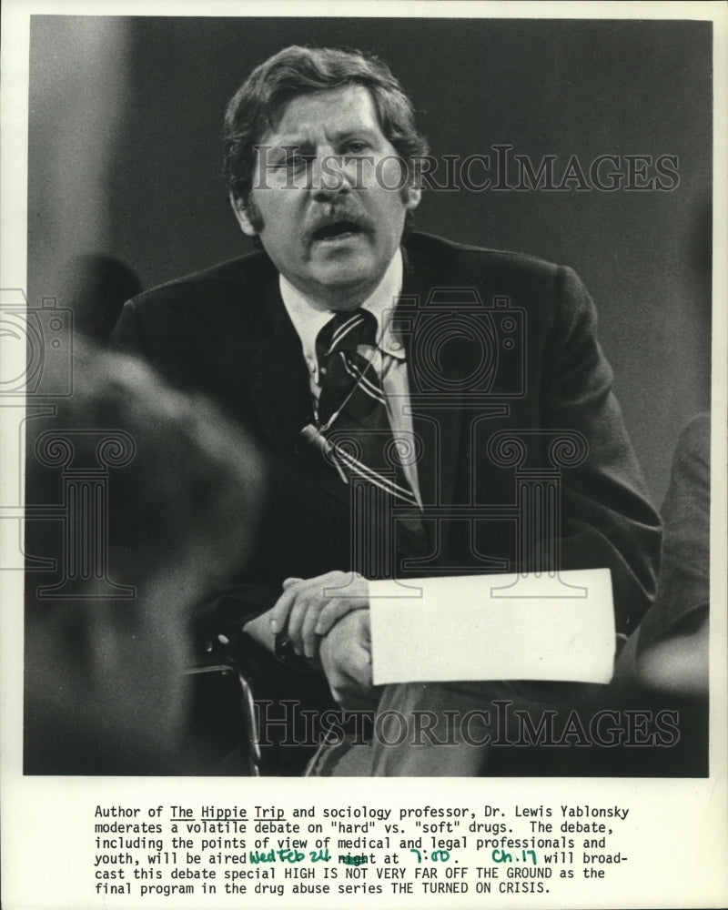 Press Photo Dr. Lewis Yablonsky moderates debate on "hard" vs. "soft ...