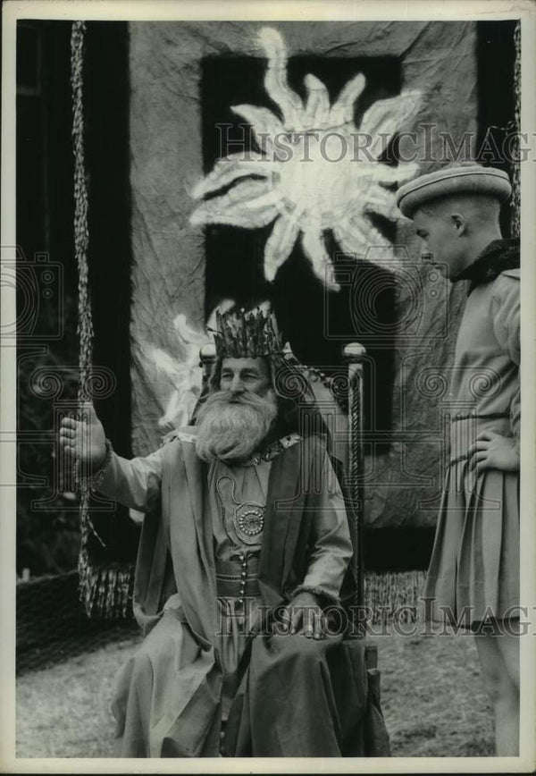 1964 Performers act out scene in New York - Historic Images