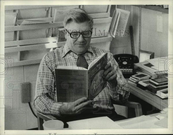 1974 Dr. William Rath reads book at his desk in New York - Historic Images