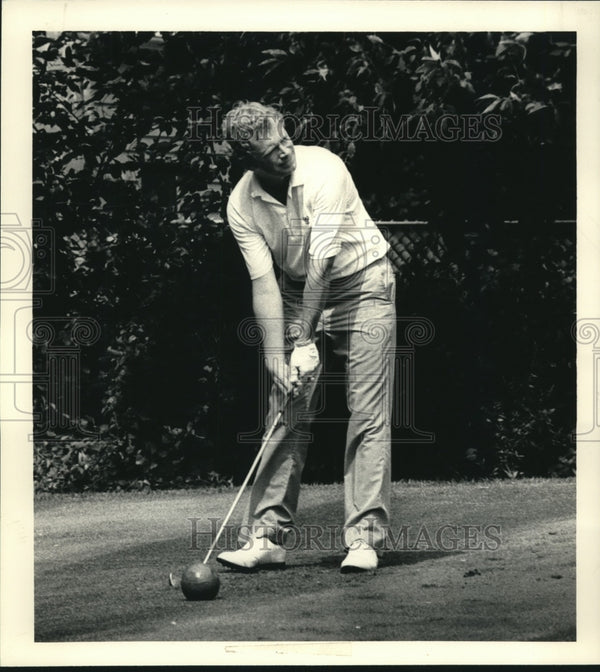 1986 Press Photo Golfer Charles Murphy stands in tee box ready to hit ...