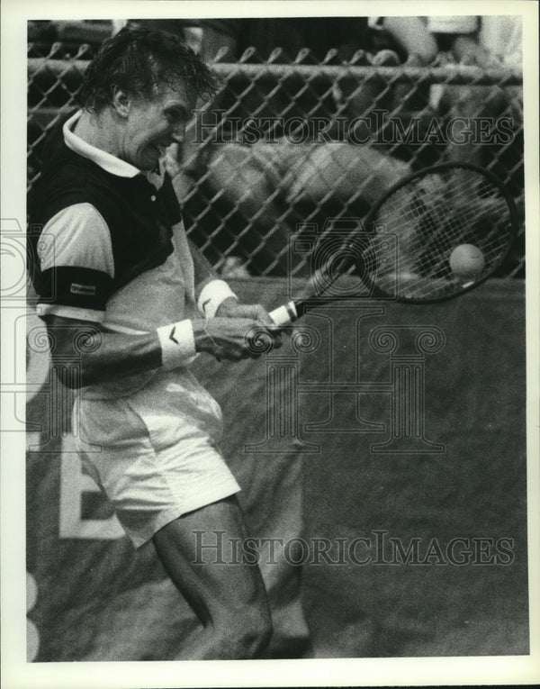 1989 Press Photo Tennis player Dan Goldie hits the ball during OTB Ten ...