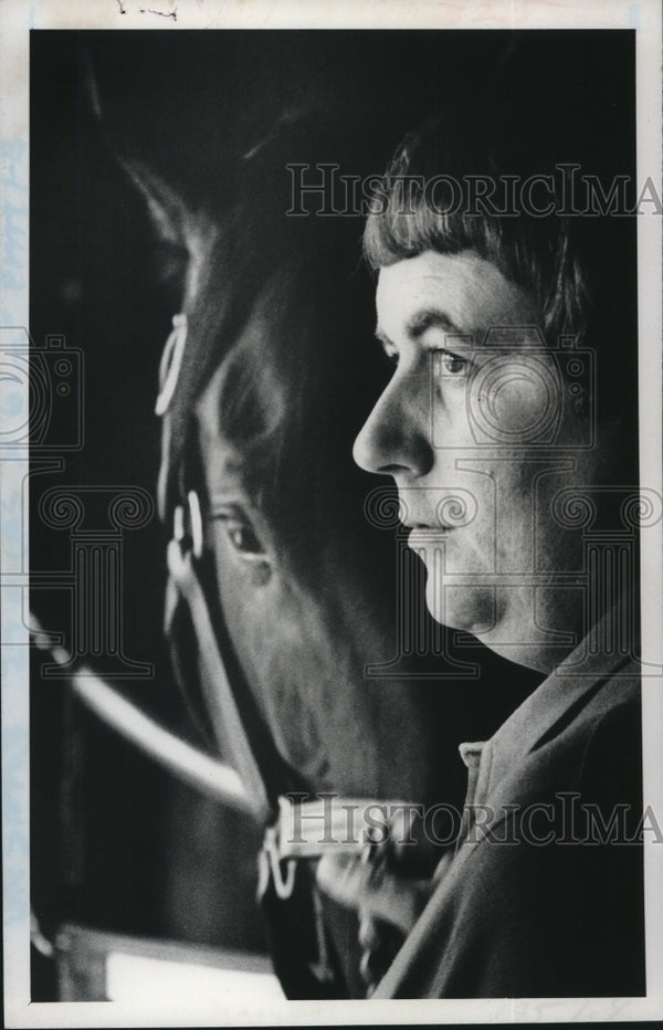 Press Photo Butch Lenzini, horse trainer, stands by a horse - tus00329 ...