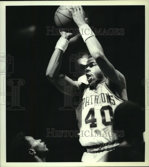 1989 Press Photo Albany Patroons #40 Derrick Roland gets off a shot in ...
