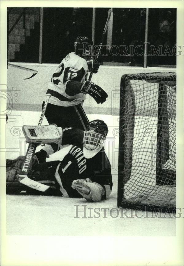 1989 Press Photo Harvard goalie #1 Michael Francis looks back to see g ...