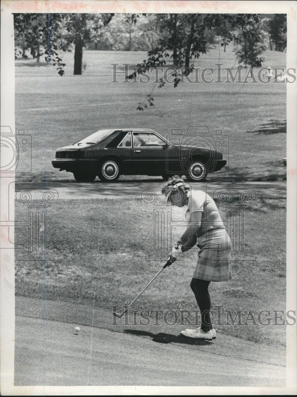 Press Photo Alice Baker chips onto the green during round in New York ...