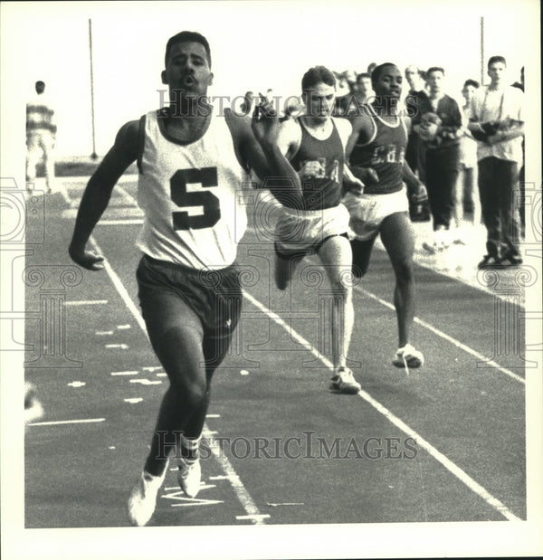 1988 Press Photo Schenectady High School runner wins track race in Tro ...