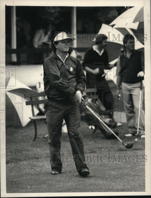 1984 Press Photo Golfer Joe Quillinan watches his tee shot at Edison C ...