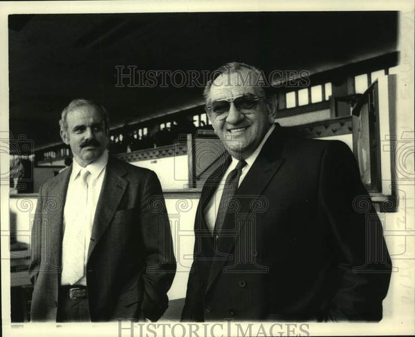 1986 Press Photo David W Morris and new owner William R Jones at Sarat ...